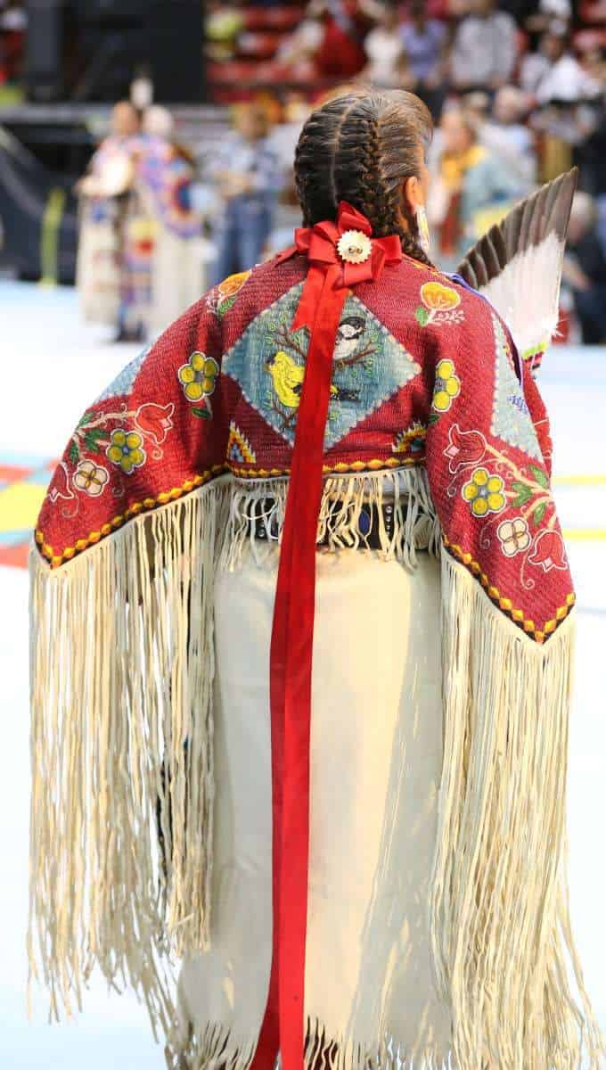 Beautiful in Buckskin! 16 Gorgeous Shots from Gathering of Nations ...